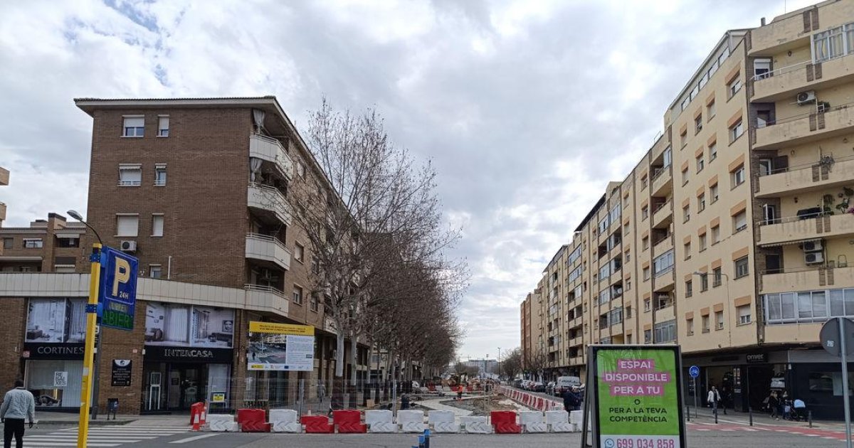 El sendero verde de la calle Riu Ebre, en forma de zigzag