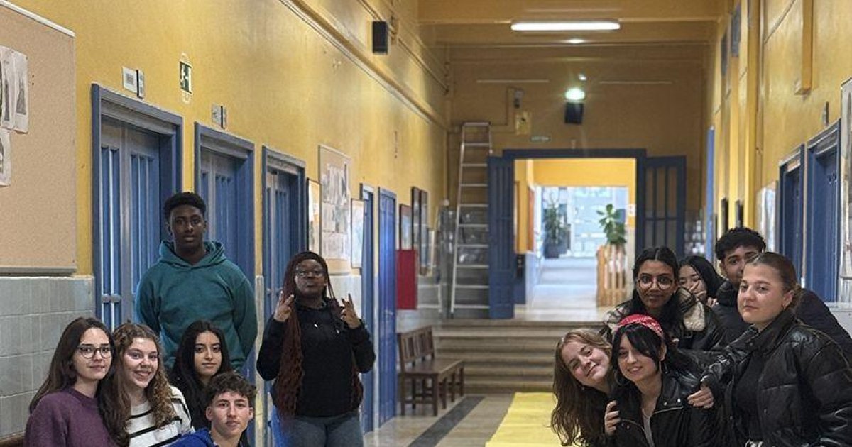 El Institut Màrius Torres de Lleida despliega un cartel de casi 40 ...