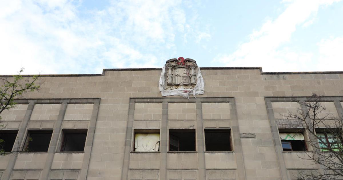 L'escut franquista de Gardeny, a l'arxiu arqueològic de Lleida abans de ...