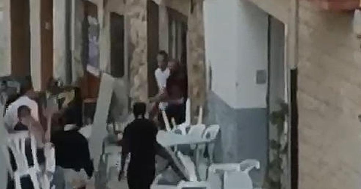 Un detingut i tres ferits, un per ganivetades, en una batalla campal a ... Un detingut i tres ferits, un per ganivetades, en una batalla campal a ...