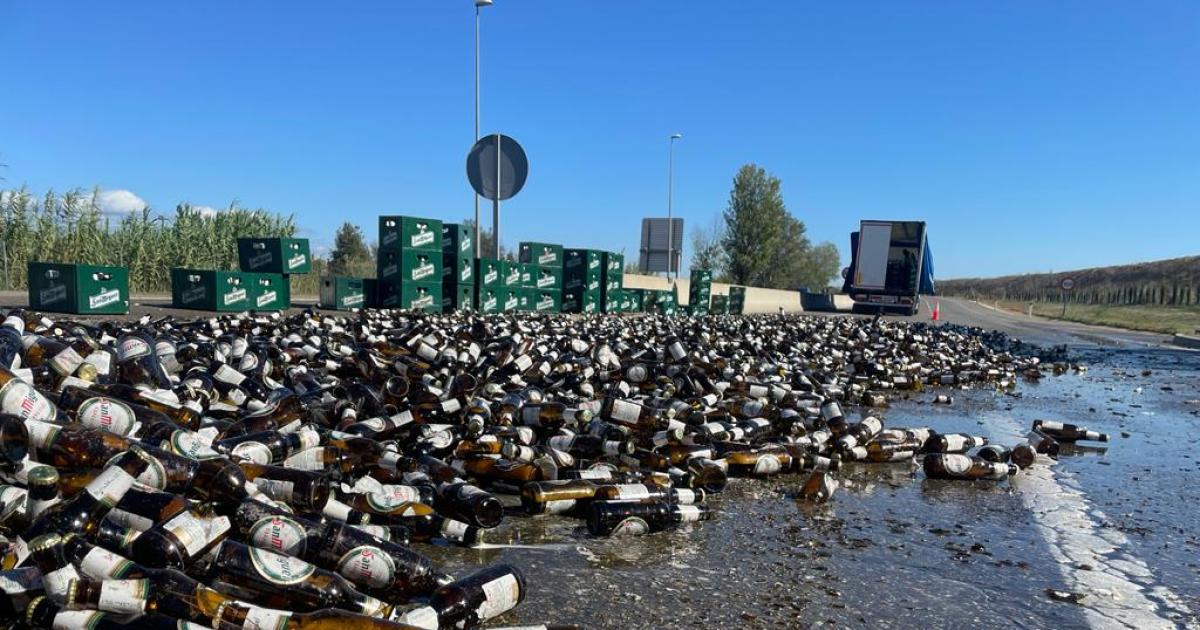 Un camión que transportaba cerveza pierde la carga en una rotonda de la ...