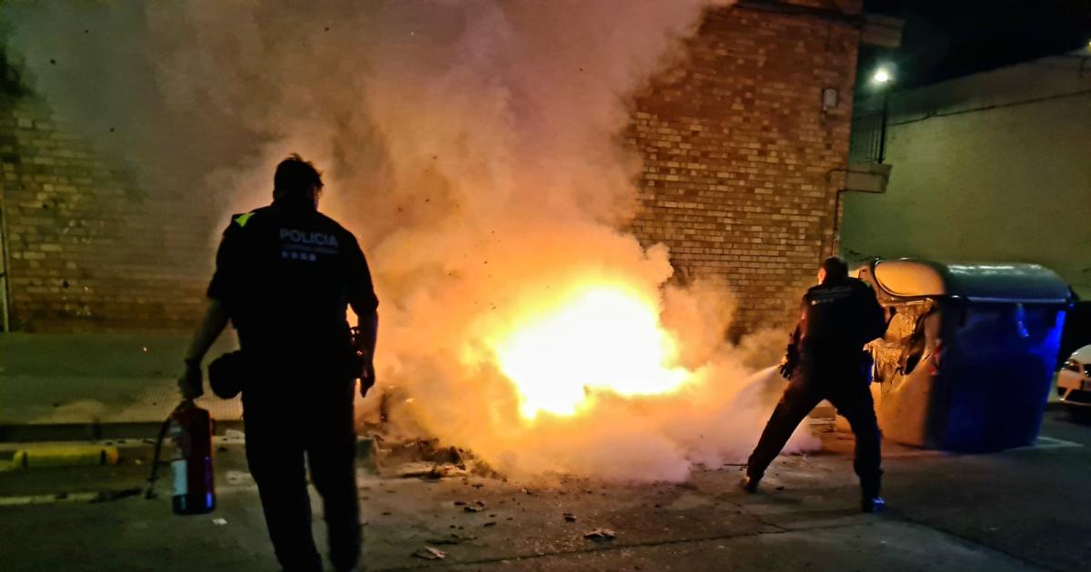 Un incendio calcina dos contenedores de reciclaje en la calle Riu Cinca