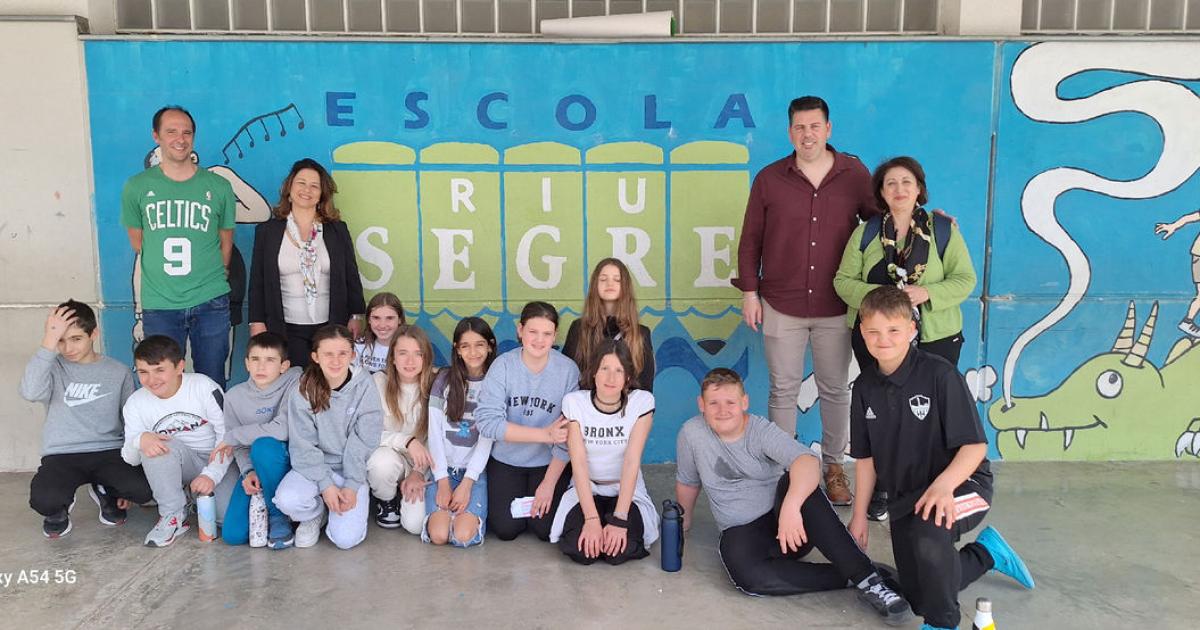 Estudiants italians visiten l'escola Riu Segre