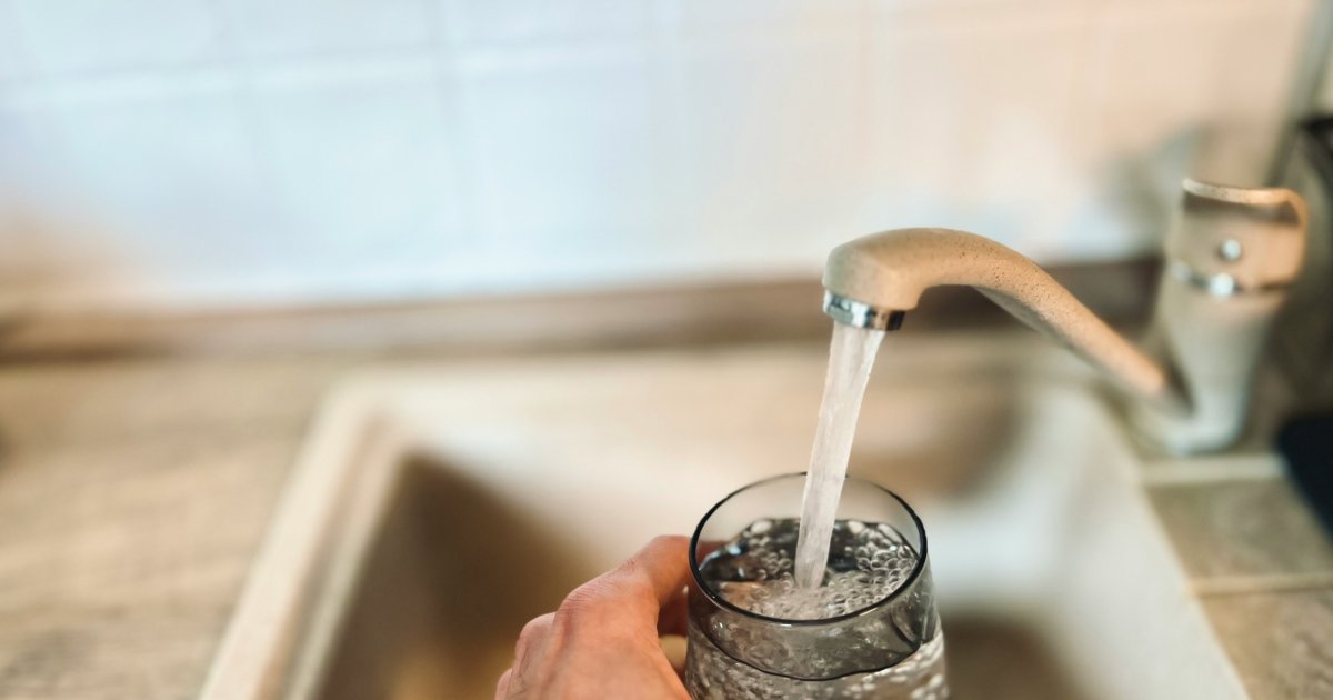 Beber agua del grifo cuesta a las familias 5 euros al año frente a los ...