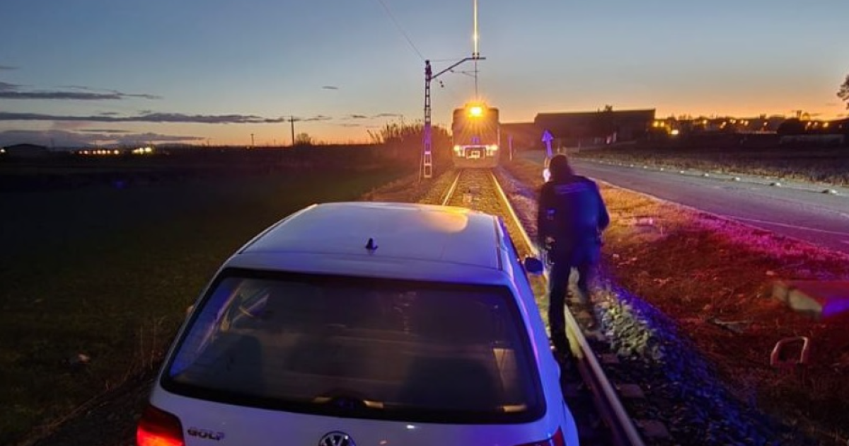 Abandona el coche sobre las vías y obliga a parar un tren