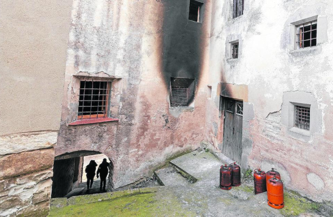 Un fuego calcina la primera planta del castillo medieval de Vicfred