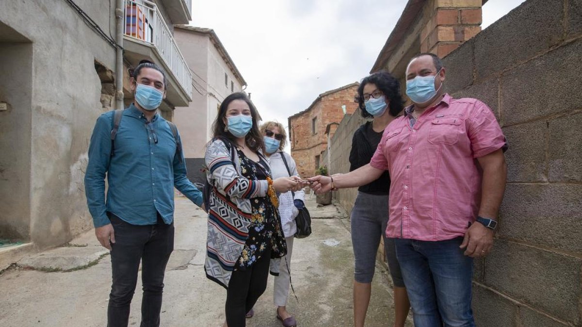 Biosca entrega la casa que regalaba para ganar vecinos y quiere hacerlo ...