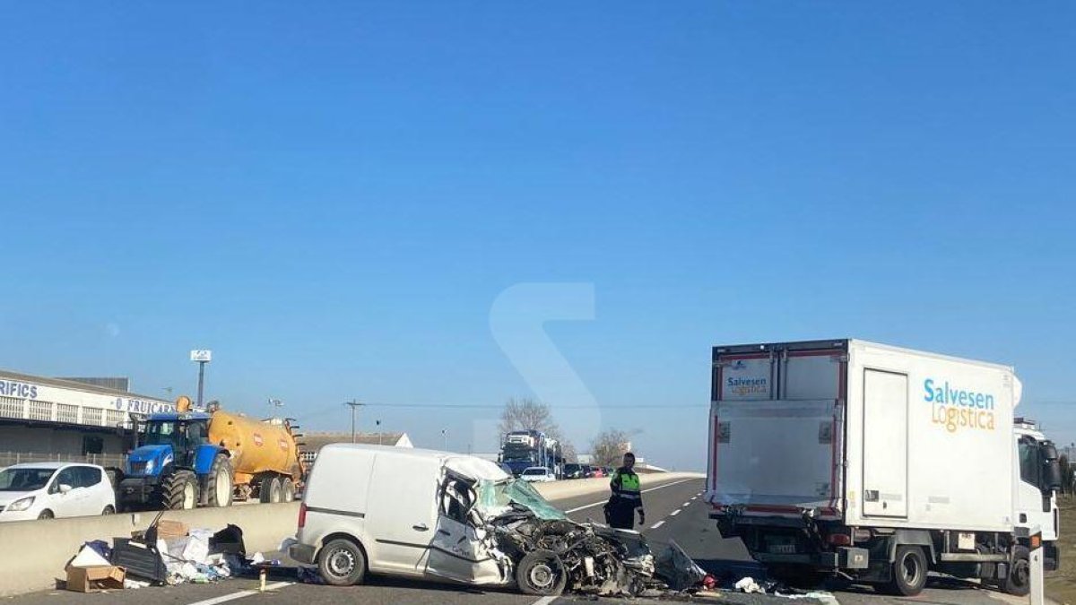 Un ferit greu en un xoc entre una furgoneta i un camió a l'LL-11 a Lleida