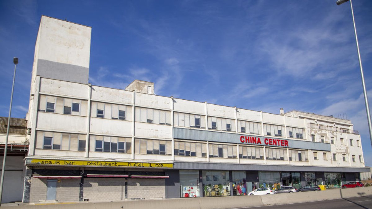 Edificios muy conocidos de Lleida llevan años en el mercado sin comprador