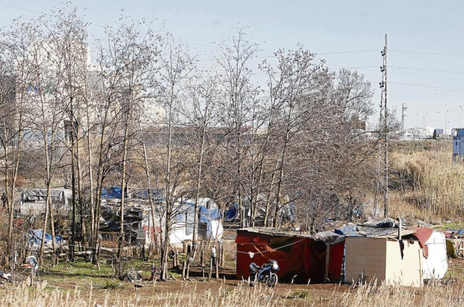 successos: Localitzen en un campament de l'LL-11 una jove que va ...