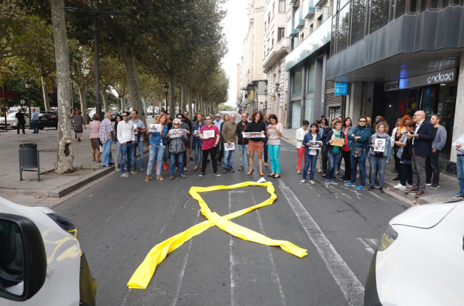 Una trentena de persones talla la rambla de Ferran de Lleida Una trentena de persones talla la rambla de Ferran de Lleida