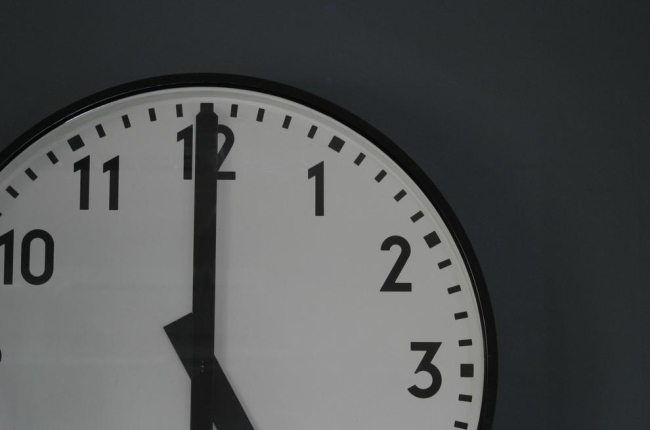 ¿Cómo nos afecta el adelantar o atrasar la hora?