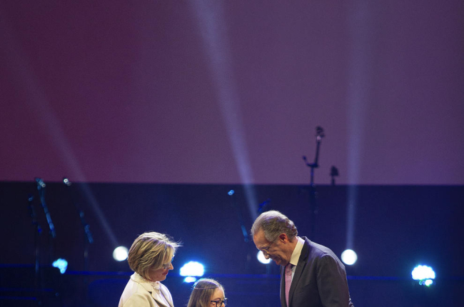 La gimnasta con Down Àngela Mora recibe una beca de 3.000 euros