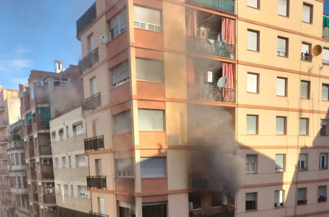 Un incendi calcina un pis al carrer Comtes d'Urgell de Lleida