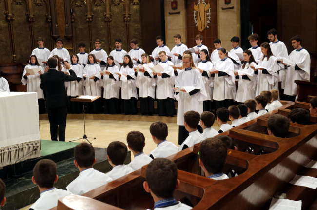 Debuta l'històric cor mixt de l'Escolania de Montserrat, amb dos lleidatans