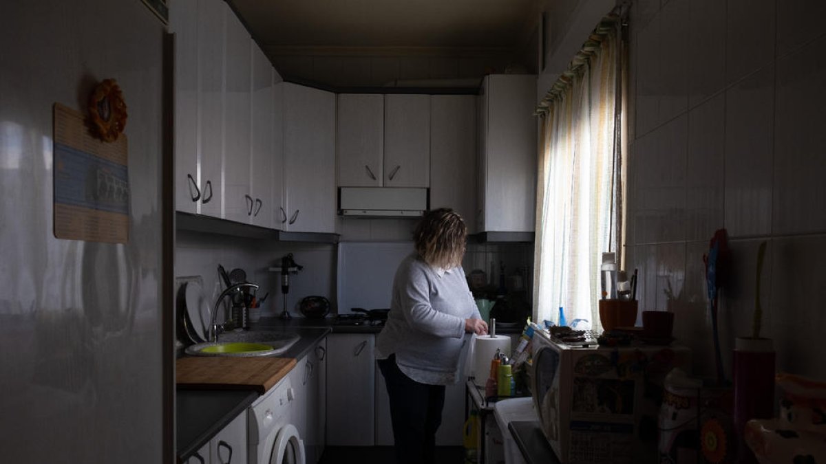 Les dones continuen assumint el major pes de les tasques domèstiques