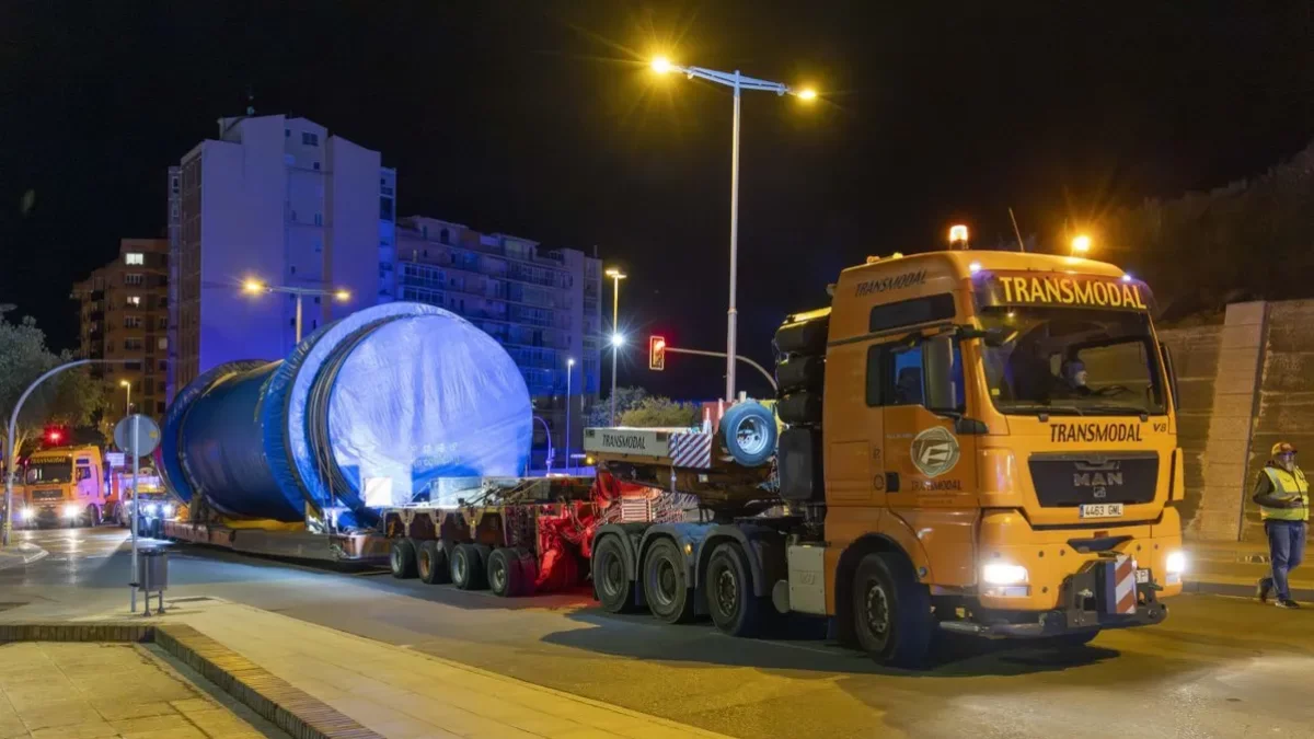 Transport nocturn d’un cilindre gegant per Lleida