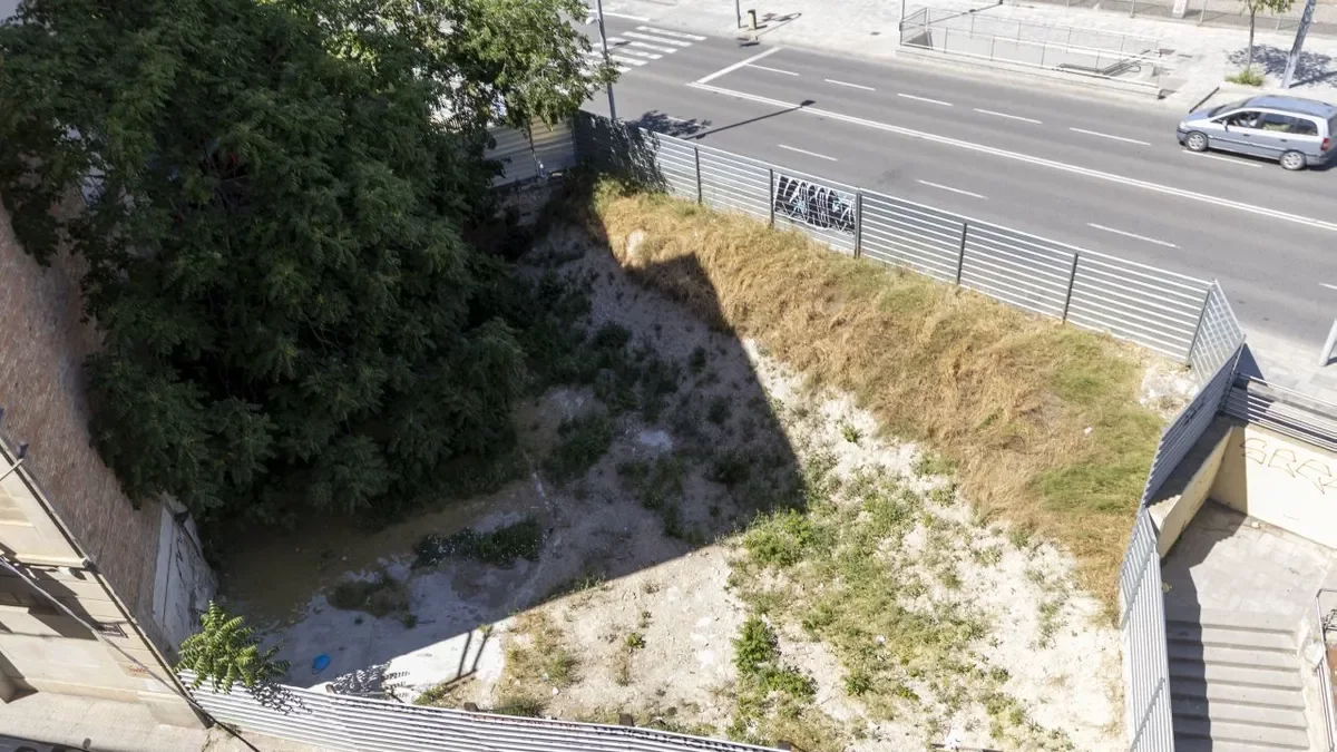 Desmantelado un asentamiento ilegal en un solar en el que hay ratas