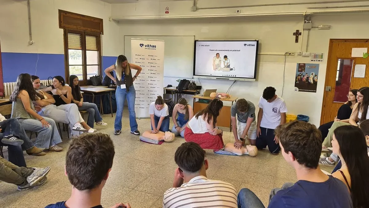 Alumnos del Claver participan en el curso de primeros auxilios de Vithas