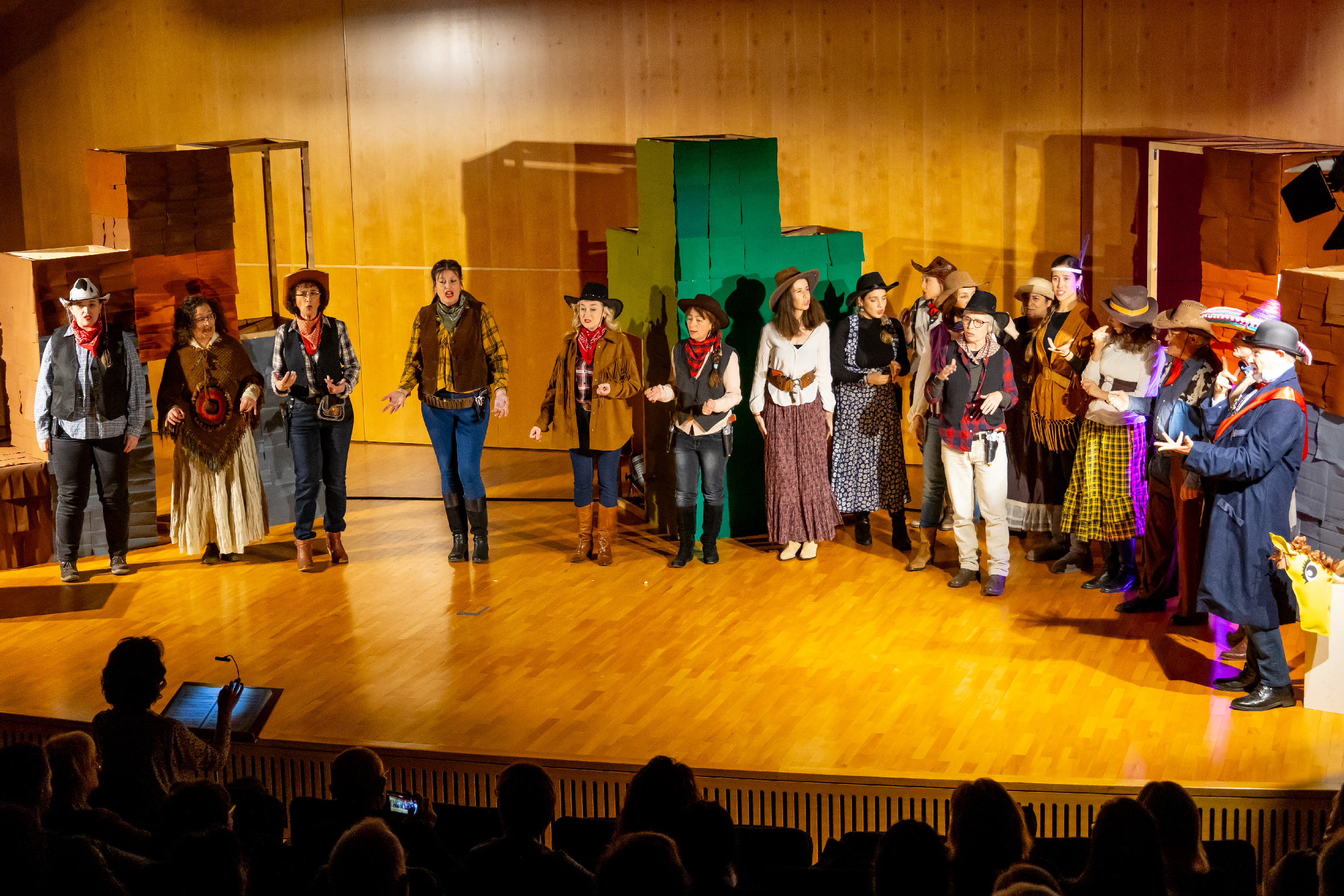 La ópera cómica 'El Mikado', en versión far-west en el Auditori de Lleida