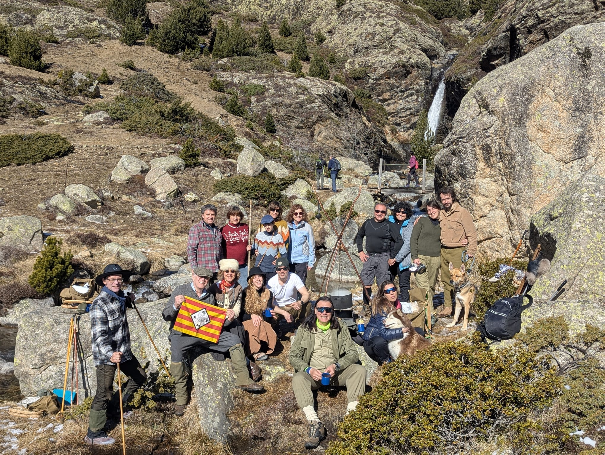 Excursionistas ataviados como a principios del siglo XX en la Vall Fosca