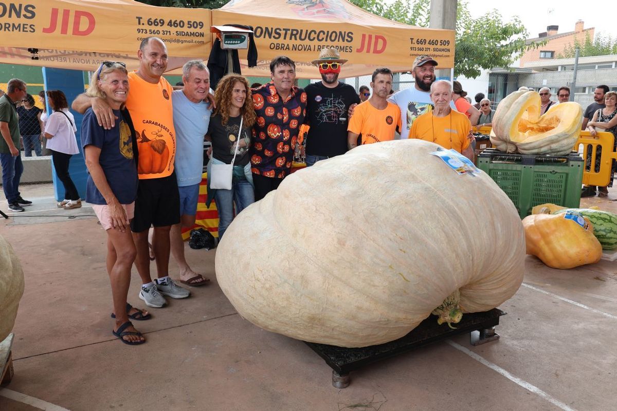 Una calabaza de casi 960 kilos, ‘reina’ en la feria de Sidamon