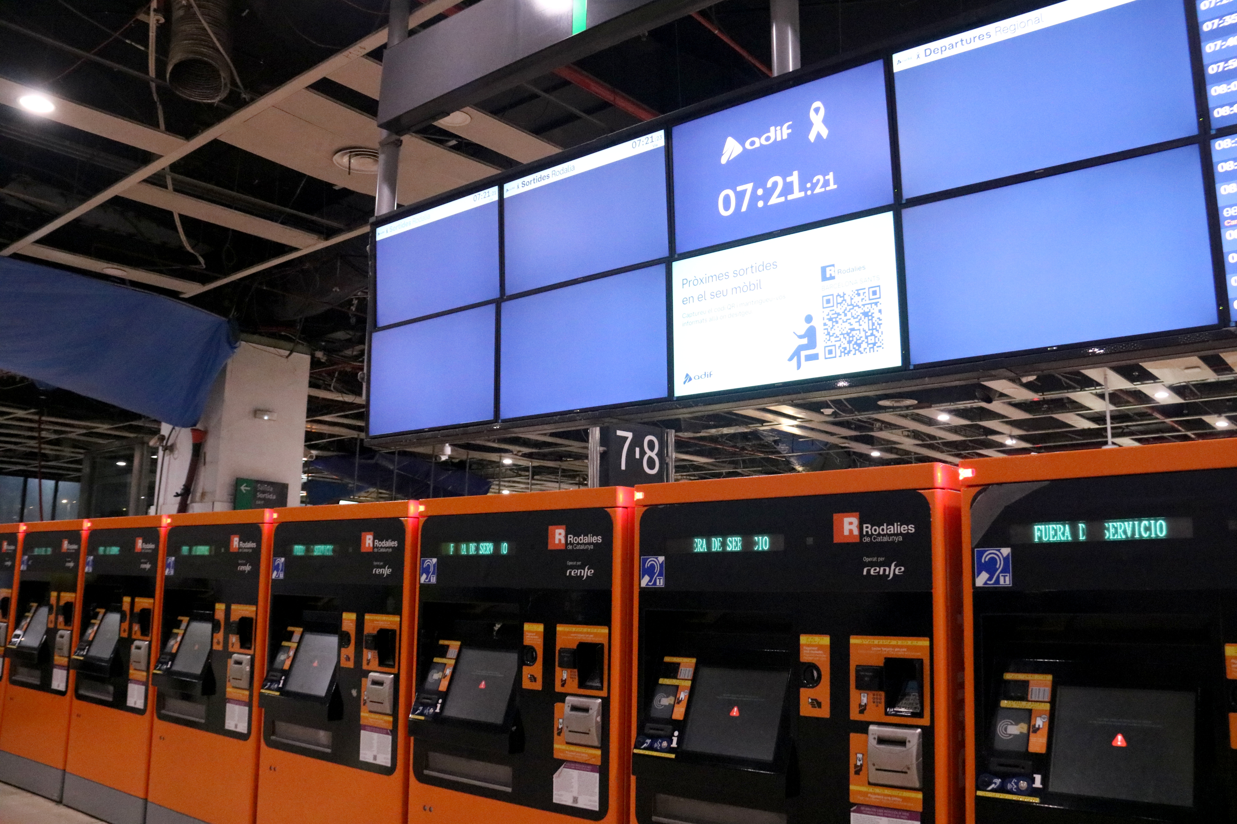 Els trens de Rodalies segueixen sense circular a primera hora del matí ...